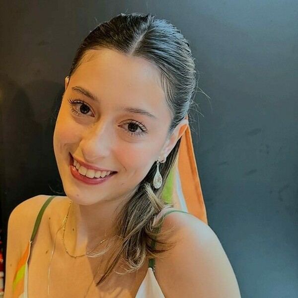 Giovanna : Estudante para Medicina, dou aludas de biologia, matemática ...