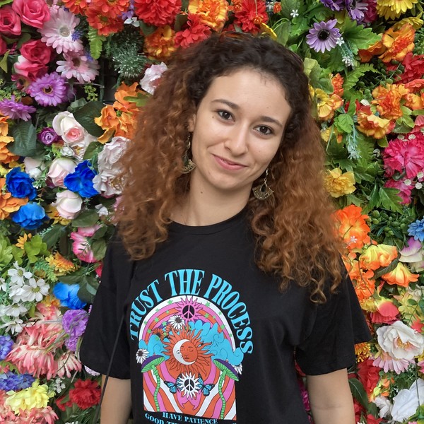 Léa : Léa 24 ans Professeur certifiée de Hatha Yoga donne cours en ...