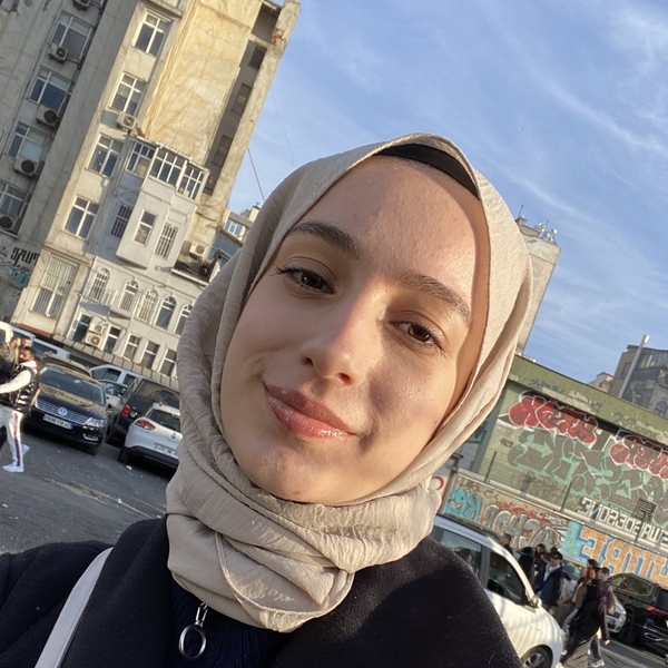 Esra - Tasarım öğretmeni - 400 TL/saat