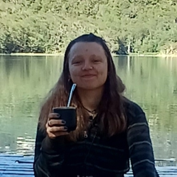 Laura : ¡Hola! Soy Laura, estudiante de Letras en la UBA. Tengo nivel ...