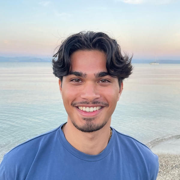 Robert - London, : Hi! I am a 1st class Economics graduate with over 4 ...