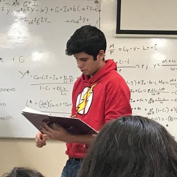 Fernando - Profesor de economía - $15462/h - 17 opiniones