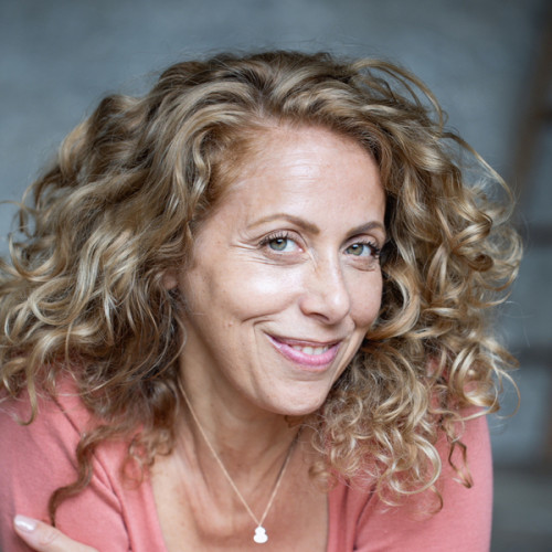 Deborah : Comédienne et metteuse en scène. Actuellement au théâtre 6j/7 ...