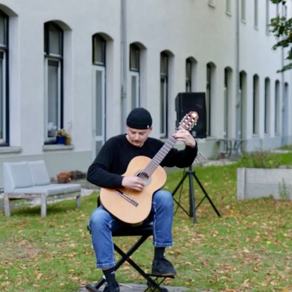 Louis - Guitar tutor - 26£/h - 1 reviews